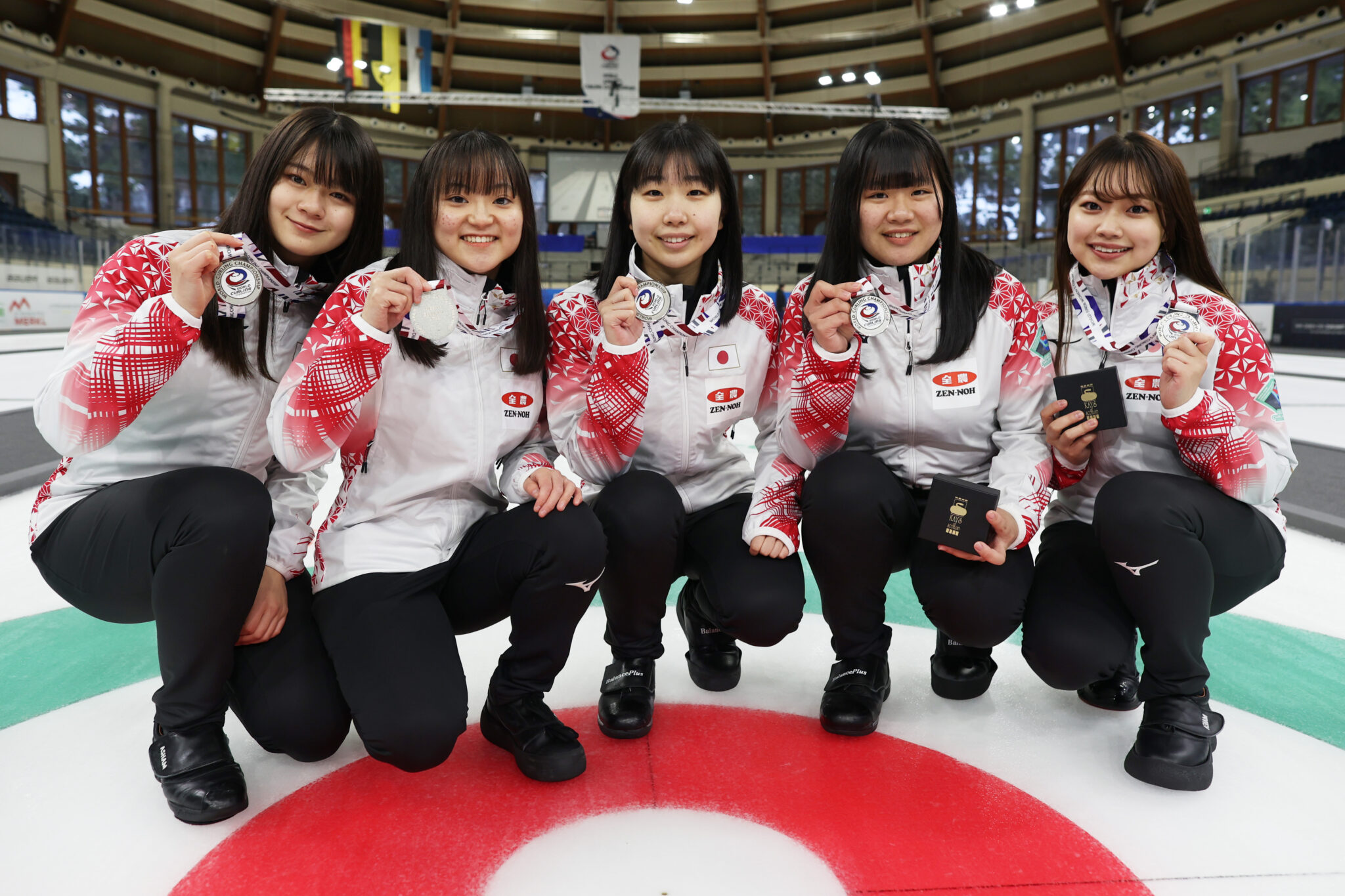 世界ジュニアカーリング、日本女子は銀メダル | カーリング SC軽井沢クラブ